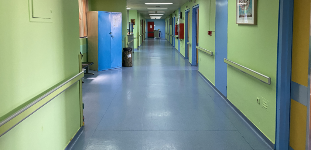 Why Seamless Vinyl Flooring Matters in Hospitals and Clinics